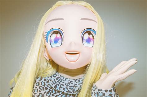 ファッションショー会場に突如現れた金髪少女 彼女はいったい何者？