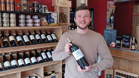 Un Sommelier Est Responsable De La Cave à Vins à Biéville Beuville