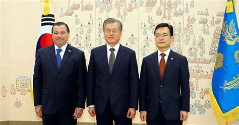 문 대통령 슬로바키아 등 17개국 주한대사 신임장 받아