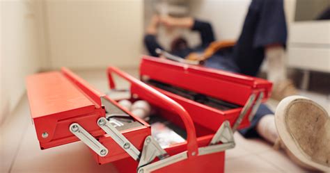 배관 집 및 도구 상자 바닥에 사람이 있고 파열 파이프 및 집 개조를 수리합니다 남자 배관공 및 장비 직원 및 산업 검사 및 수리 배수구에 대한 기술을 갖춘 계약자 25