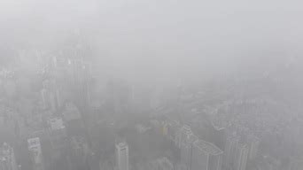 雾蒙蒙的大城市，可以看到摩天大楼和交通 3840x2160 高清视频素材下载 编号 13182181 全部 光厂 Vj师网