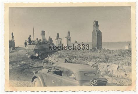 Foto SchÜtzenpanzer Und Pkw Der 10 Panzer Division In Ruinen In