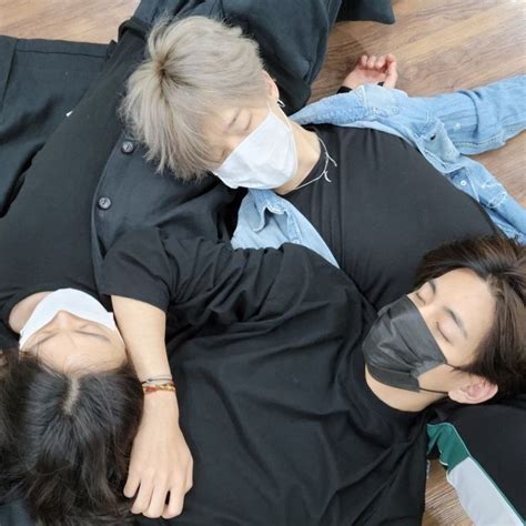 Pin By ㅤㅤㅤㅤㅤㅤㅤㅤㅤ ︎ On ☆bts Bts Maknae Line Vminkook Cute Pics Vminkook Selca