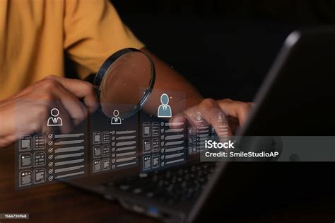 Hr Hrm 인적 자원 관리 개념 이력서 확인 직원 정보 심사 구직자 직원은 온라인 설문 조사 양식을 작성하고 테스트 질문에 답해야 합니다 개발에 대한 스톡 사진 및 기타