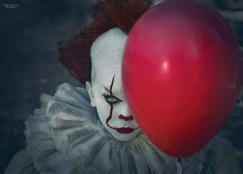 10 Year Old Poses As Pennywise In Incredibly Creepy Photos For Halloween Abc News