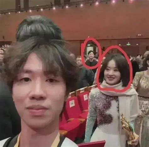 心疼冯绍峰！颁奖典礼角落里凝望赵丽颖，眼中仍有情！网友劝复合横店信息身后