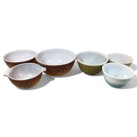 Lot Set Of Six Pyrex Mixing And Serving Bowls In Various Sizes And Colors