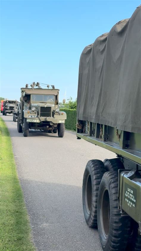 Vandaag Even Staan Kijken Bij De Militaire En Oude Autos Die Voorbij Kwamen In Verband Met De