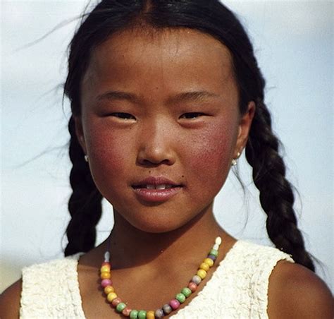 Mongolian Girl Poses De Niños Niños Del Mundo Rostros Humanos