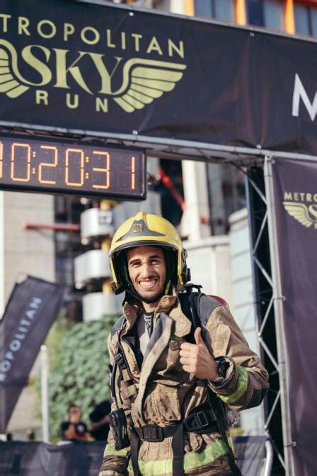 Bomberos Y Atletas Deslumbran En La Carrera Vertical De La