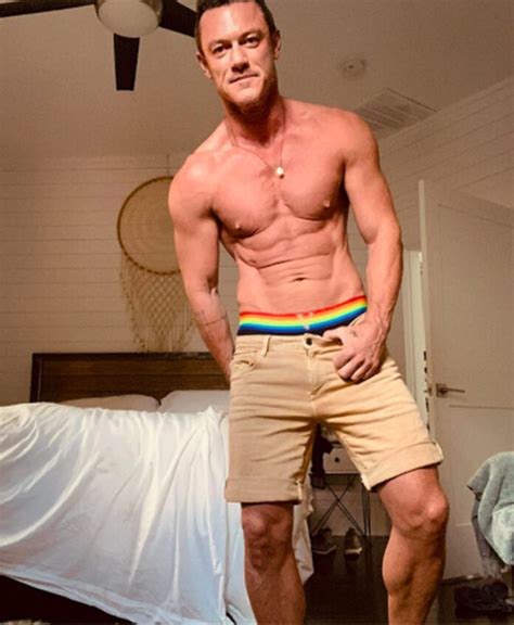 Luke Evans Sorprende Con Sexy Foto Por Mes Del Orgullo Homosensual