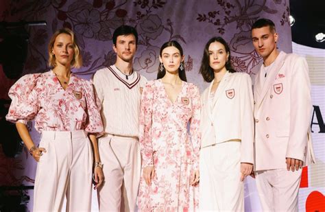 المپیک ۲۰۲۴ لباس‌های کاروان لهستان برای پاریس؛ سفید، صورتی، قرمز عکس طرفداری