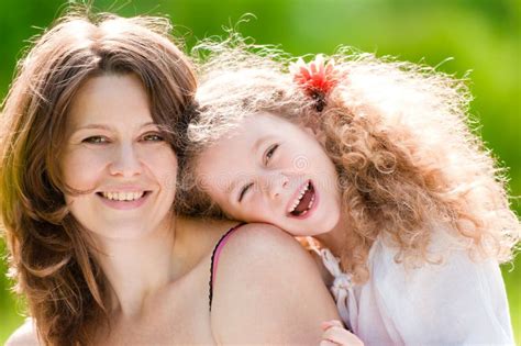 Junge Mutter Mit Ihrer Tochter Stockfoto Bild Von Frau Mamma