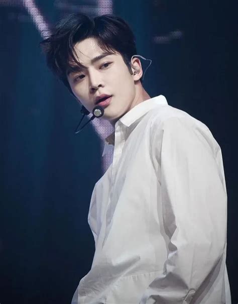 โรอุน Roowoon ไอดอลหนุ่ม สุดฮอต ผู้ทุ่มสุดตัวให้กับงานด้านการแสดง