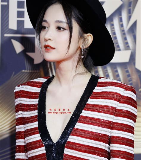 Mingxinglove On Twitter 古力娜扎 微博之夜红毯花絮照片，深v露胸短裙、光脚高跟造型，高清4k分辨率原图无修 生图 下载 明星生图照相机型号 Canon Eos