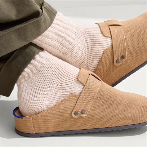 The Mens Clog In Soft Black Rothys