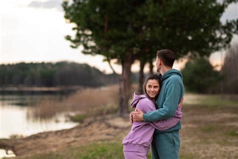 Romantisches Paar Der Seitenansicht Draußen Kostenlose Foto