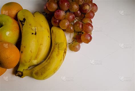 新鲜健康的时令水果，苹果，葡萄，香蕉，柑桔。