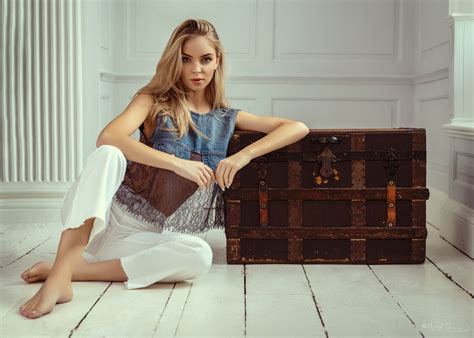 Think Outside The Box Photography By Nigel23 Model Lucia Needham