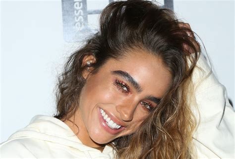 Update Sommer Ray Continues To Make A Living Off Her Butt