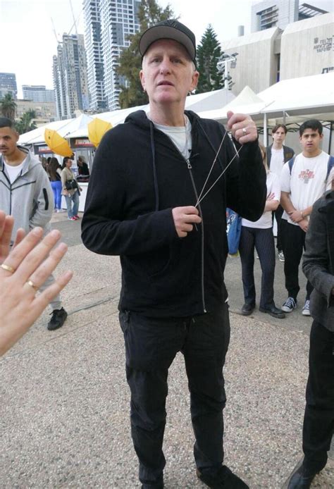 הגיע לתמוך מקרוב מייקל רפפורט בישראל