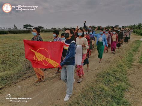 မုံရွာ အမြင့်လမ်းတွင် ဖက်ဆစ် စစ်ကောင်စီ တော်လှန်ရေး ဒေသခံပြည်သူများ ခ