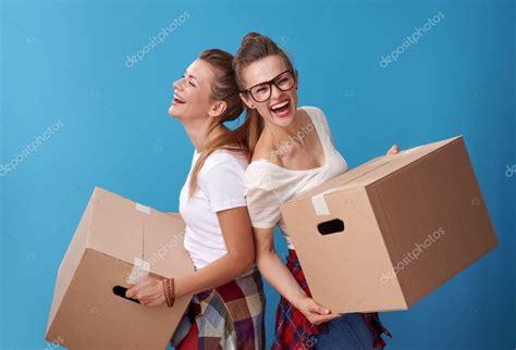 Alegres Jóvenes Compañeros De Piso Hipster En Camisas Blancas Con Cajas