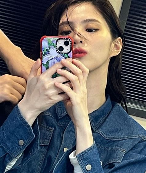 한소희 셀카 찍는 손까지 예쁘네