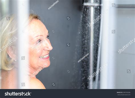 2 939 рез по запросу «old Woman Shower — изображения стоковые фотографии и векторная графика
