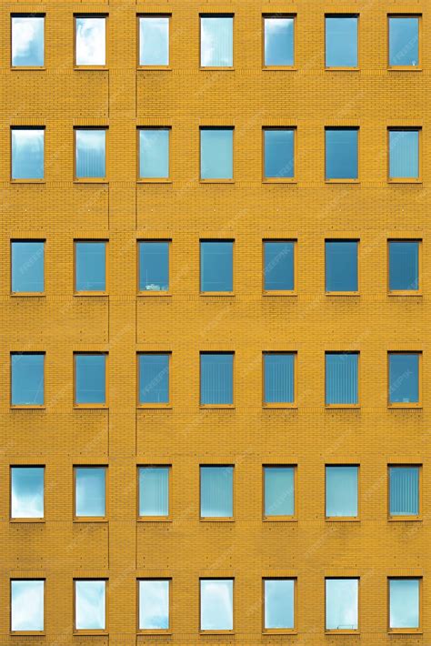 Ventanas De Una Textura De Edificio De Ladrillo Amarillo Abstracción