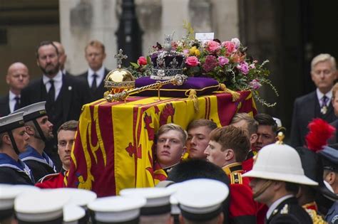 Insygnia Królewskie Elżbiety Ii Korona Berło I Jabłko Wyjątkowe Klejnoty