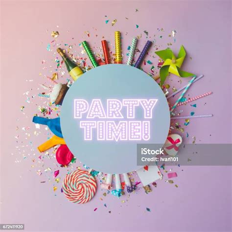 다양 한 파티 색종이 풍선 깃발 불꽃놀이 분홍색 바탕에 장식 된 화려한 축 하 배경 플랫이 하다 기념일에 대한 스톡 사진 및 기타 이미지 Istock