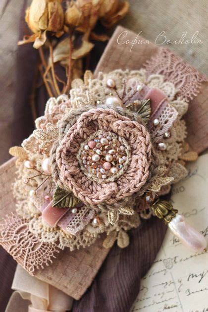 Брошь "Перламутр" | Joyas de tela, Joyas de ganchillo, Pulsera de ganchillo