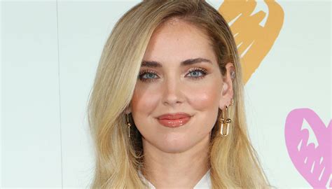 Valerio Staffelli Consegna Il Tapiro Doro A Chiara Ferragni