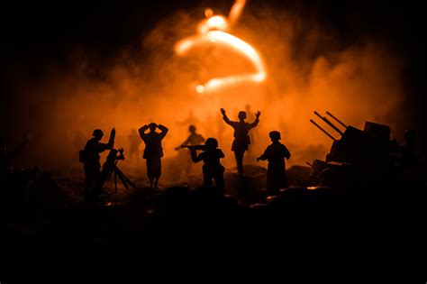 Konsep Perang Siluet Militer Bertempur Adegan Di Latar Belakang Langit Kabut Perang Foto Stok
