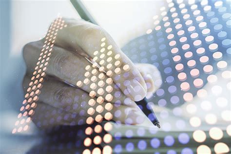 배경 리더십과 동기 부여 개념에 일기에 쓰기 창조적 인 추상 상향 화살표 홀로그램과 여성의 손으로 쓰기 다중 노출 개념에 대한 스톡 사진 및 기타 이미지 Istock