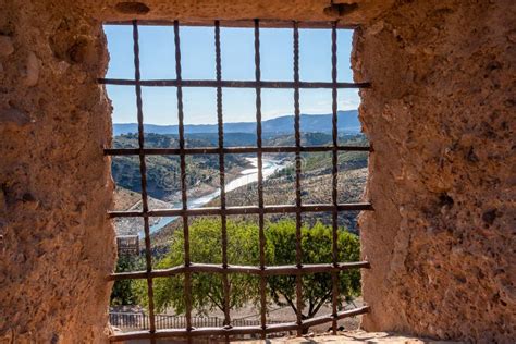 Vistas A Través De Una Ventana Del Castillo Con Parrilla Del Castillo