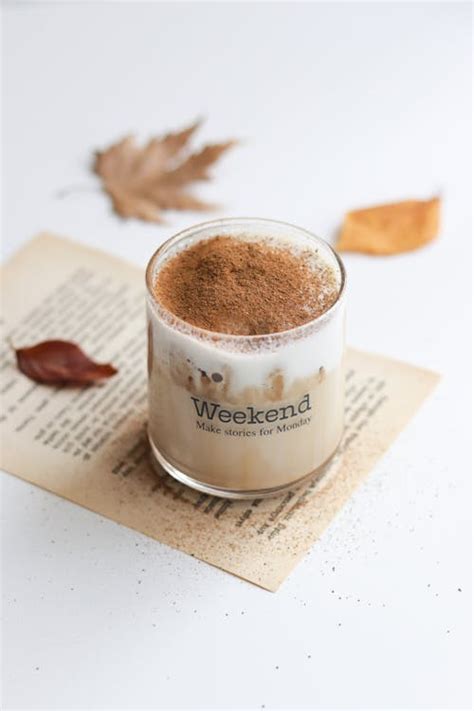 가을 갈색 거품 계절 계피 구성 기사 나뭇잎 단풍 대조 독서하는 따뜻한 따뜻함 떨어지다 라이프스타일 마시는 것 맛 맛있는 술을 마시다