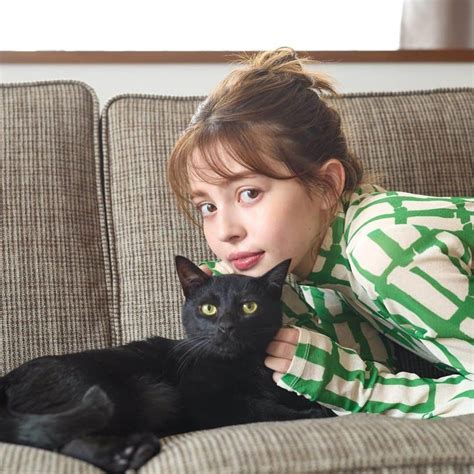 加藤ナナさんのインスタグラム写真 加藤ナナinstagram「⁡ ヤマト運輸さんが運営する「ニャンともゆる〜い情報エンタメサイト」のクロネコみっけに ネロさんと一緒に登場してます🐈‍⬛