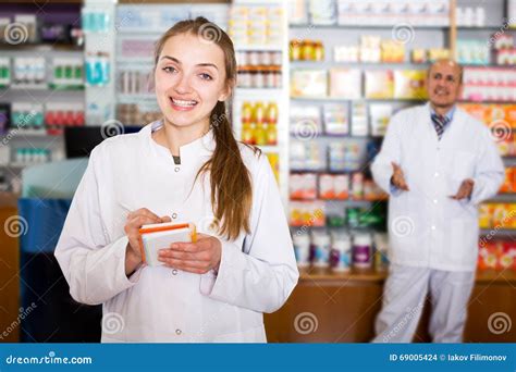 Apotheker Und Assistent Die An Farmacy Aufnahme Arbeiten Stockfoto