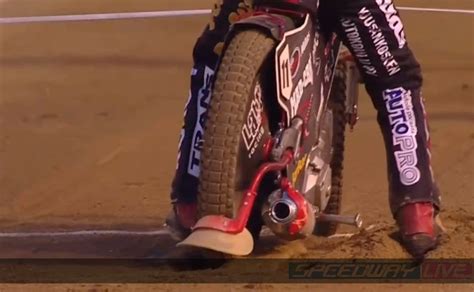 Ryan Dougles Nyert Zaine Kennedy és Jason Crump Előtt North Brisbane