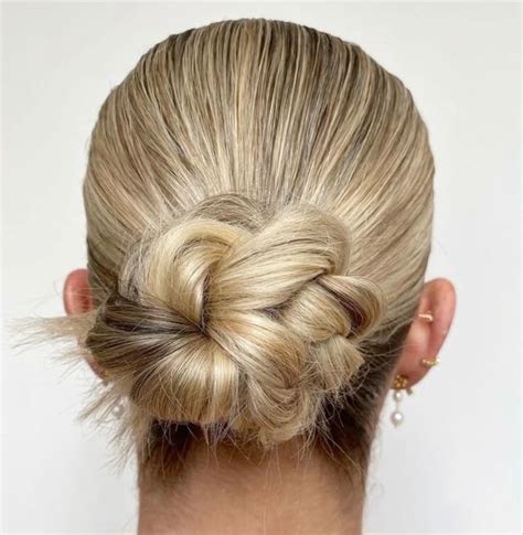 Clean Girl Clean Hair Bun Cleangirl Hair Styles Clean Girl