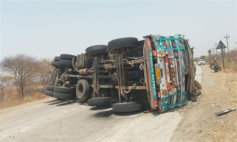 साखर वाहून नेणारा ट्रक उलटला एक जण जखमी Live Trends News Jalgaon City And Jalgaon District