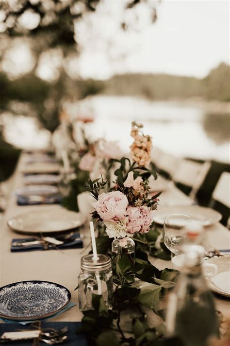 Table Setting For Your Midsummer Wedding Utomhusvigsel Intimt Bröllop Bröllopslokaler