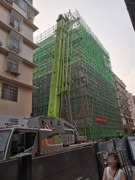长沙一工地吊车侧翻，二十多米长吊臂砸到街上，街道办：事故还在处置中图片商户施工