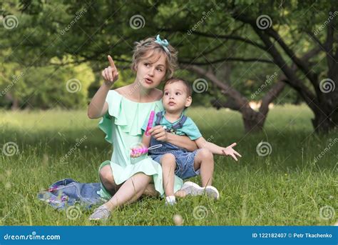 Mama I Syn W Parku W Lecie Obraz Stock Obraz Złożonej Z Dziewczyna 122182407
