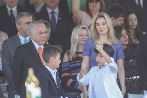 Filho De Temer Faz Gesto Imitando Arma Durante Desfile De 7 De Setembro