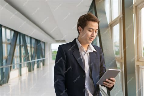 Premium Photo Businessman Using A Smartphone