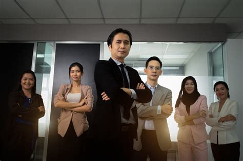 성공과 자신감 행복한 팀워크와 스마트 자신감 리더 는 프론트 회의실에서 라인 스택 서 다양한 문화 구성원 직원의 팀워크 비즈니스 비전 리더십 개념 직원에 대한 스톡 사진 및