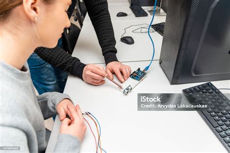 스템 교육 수업에서 Diy 로봇으로 십대 학생을 돕는 교사 방과 후 컴퓨터 코딩 수업 건물 및 로봇 차량 프로그래밍 학습의 학생arduino 초음파 설치 14 15 살에